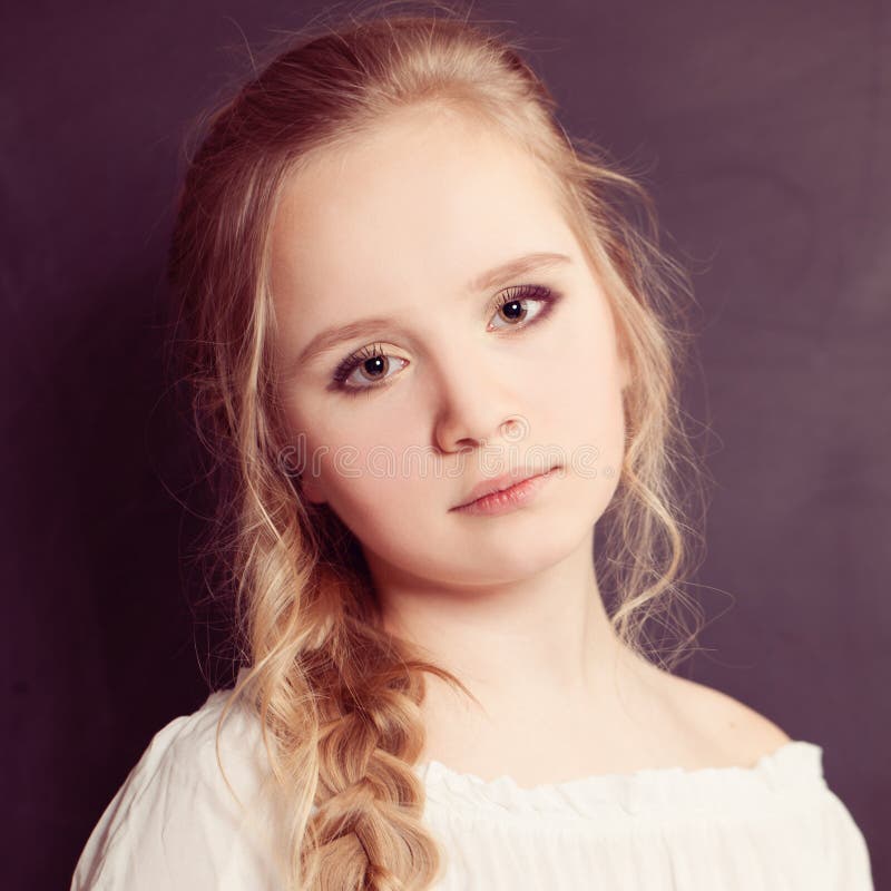 La Belle Fille De Ladolescence Avec Le Blanc Sest Levée Photo Stock