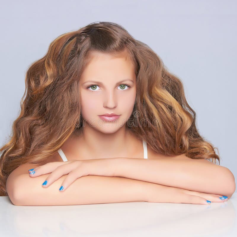 Belle Fille De Ladolescence Avec Les Cheveux Humides Image Stock