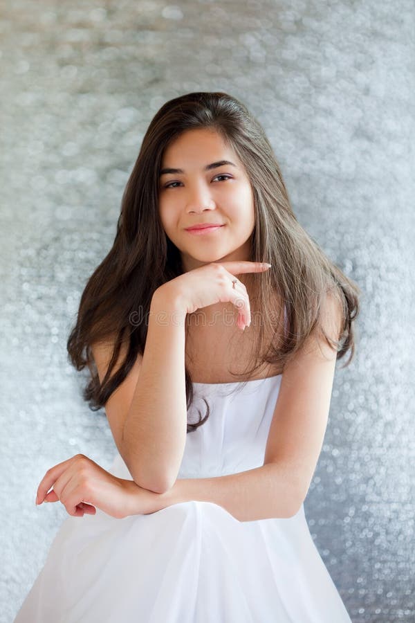La Belle Fille De Ladolescence Biracial Dans La Robe Blanche Se