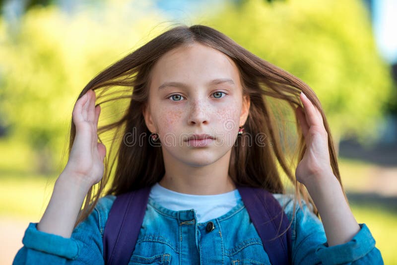Belle Fille De Ladolescence Été En Nature Corrigez Les Longs Cheveux D