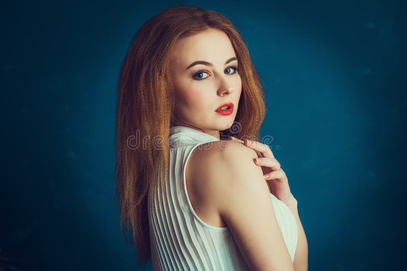 Belle Fille De Portrait En Gros Plan Photo stock - Image du passionnant ...