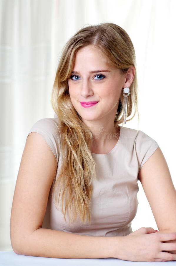 Belle Fille Blonde Avec Un Sourire Doux Photo Stock Image Du Cheveu