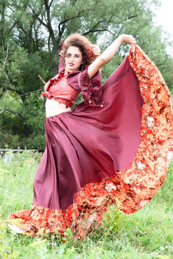 Belle Fille Gitane Dans La Robe Rouge Photo stock - Image du expression ...