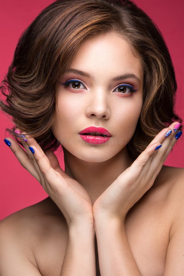 Portrait Dune Belle Femme Avec Les Clous Bleus Maquillage Bleu Image