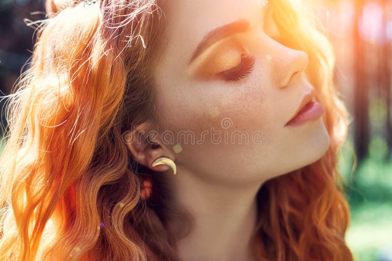 Belle Fille Norvégienne Rousse Avec De Grands Yeux Et Taches De