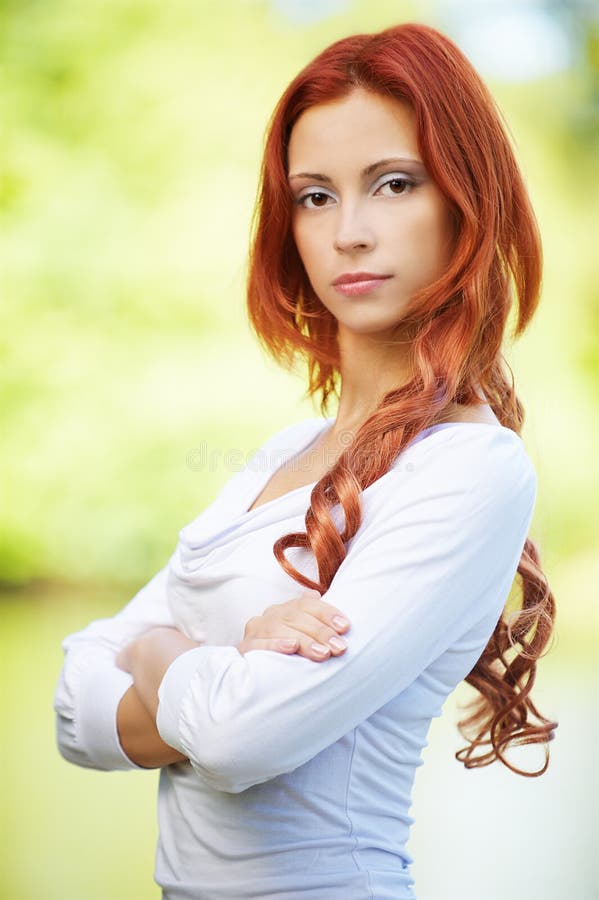Belle femme rousse image stock. Image du fille, regard - 91339071