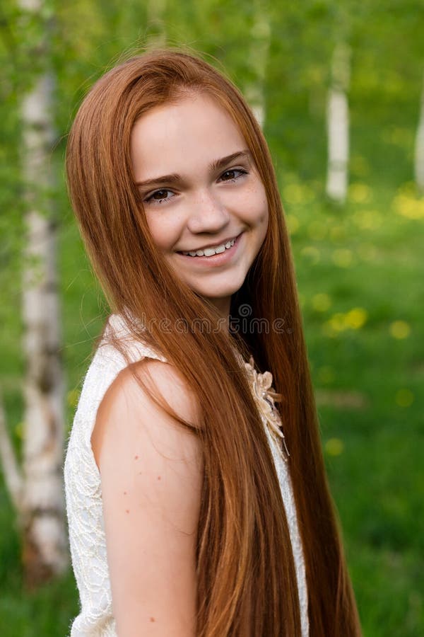 Belle jeune fille rousse image stock. Image du mode, jeune - 72856387