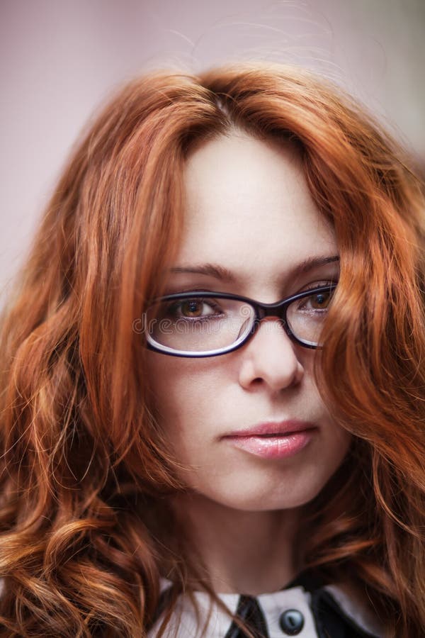 Belle Fille Rousse En Verres Photo stock - Image du modèle, visage ...