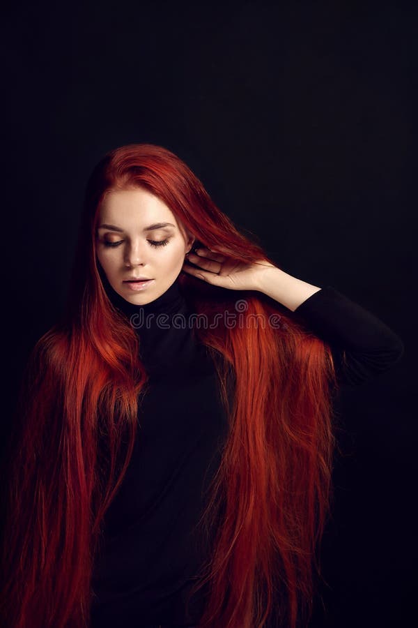 Belle Fille Rousse Sexy Avec De Longs Cheveux Portrait Parfait De Femme