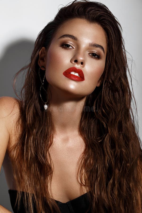 Les Cheveux Rouges Sexy Utilisent Seulement Un T Shirt Contre Le Mur De
