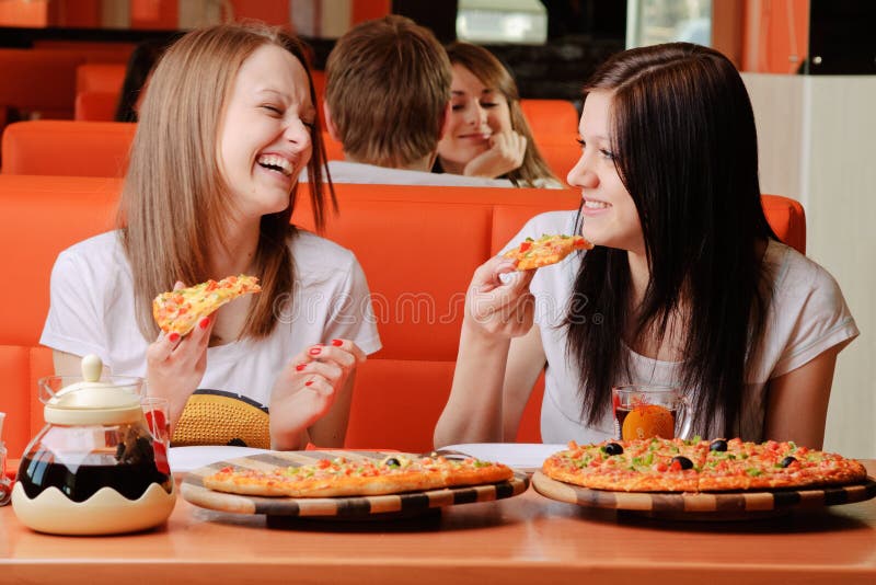 Belle Giovani Donne Che Mangiano Pizza Fotografia Stock - Immagine di ...