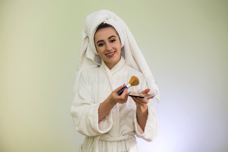 Belle Jeune Femme Dans Un Peignoir Et Dune Serviette Après La Douche