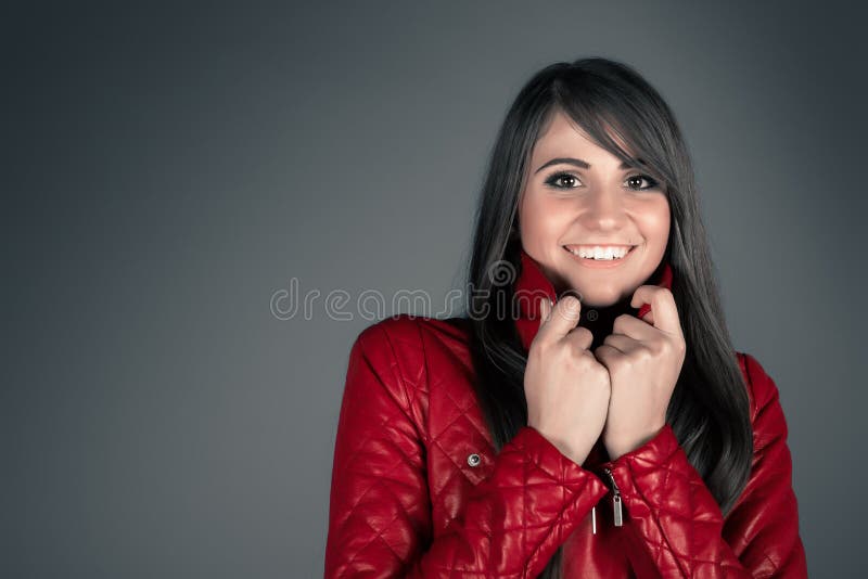 Belle Jeune Femme De Brune Utilisant La Veste En Cuir Rouge Image Stock