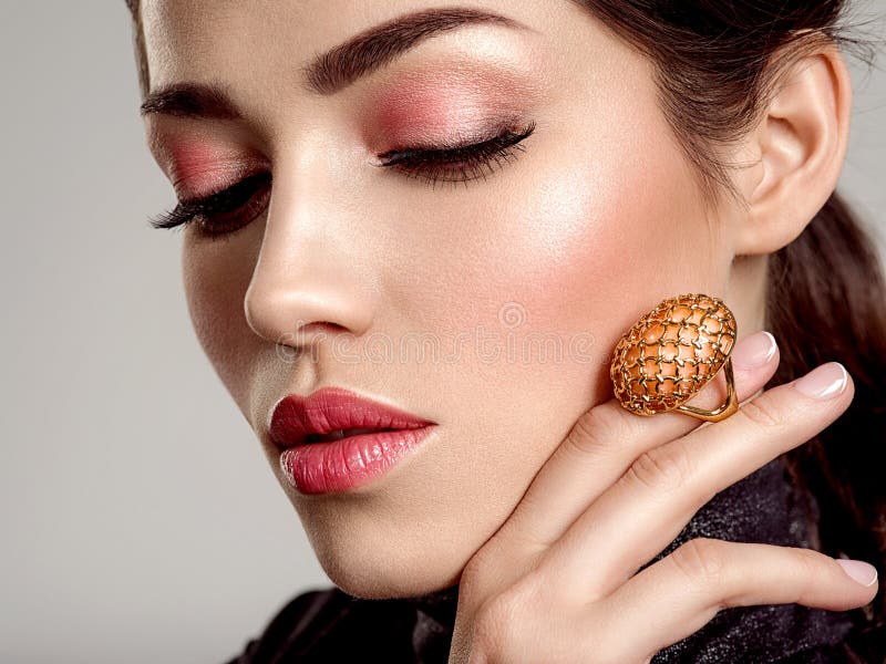 Belle Jeune Femme De Mode Avec Le Rouge Lvres De Corail Vivant La
