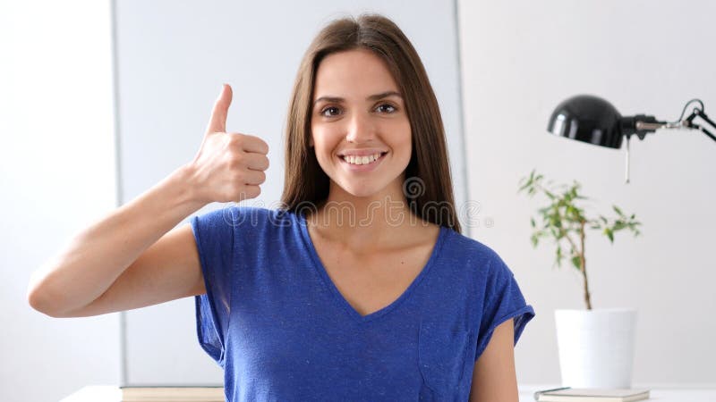 Belle Jeune Femme Faisant Des Gestes Des Pouces Photo stock - Image du ... Belle Jeune Femme Faisant Des Gestes Des Pouces Photo stock - Image du ...
