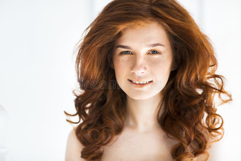 Belle Jeune Femme Rousse Avec Le Portrait De Taches De Rousseur Photo