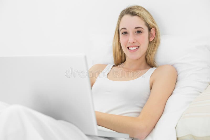 Belle Jeune Femme Se Trouvant Sur Son Lit Utilisant Son Carnet Image Stock Image Du Mignon