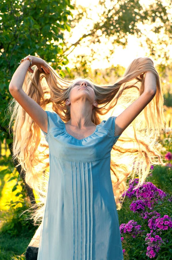 Belle Jeune Fille Avec De Longs Cheveux Blonds Image Stock Image Du