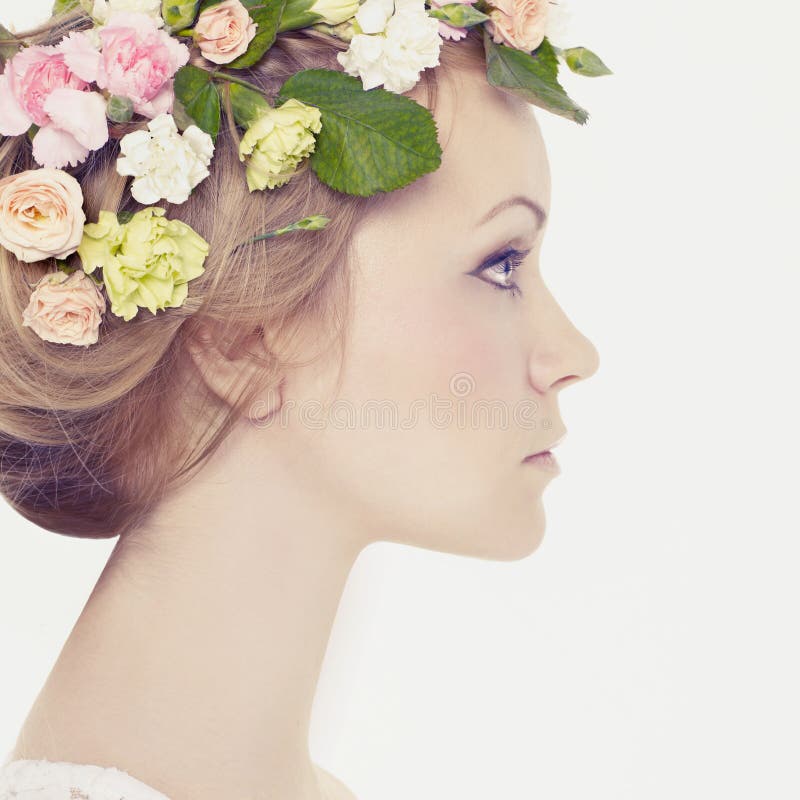 Belle Jeune Fille Avec Des Fleurs Photo stock - Image du féminité ...