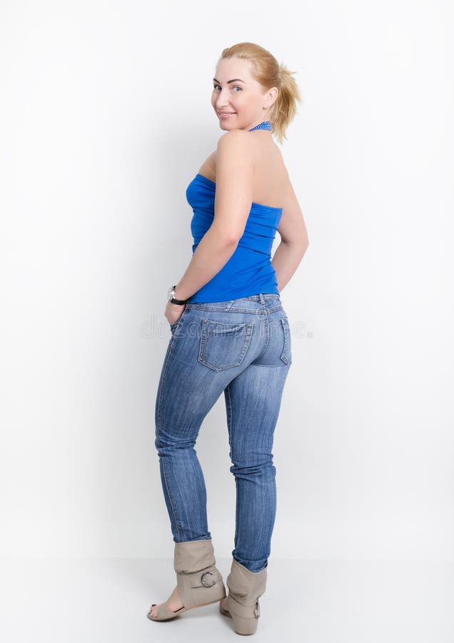 La Belle Jeune Fille Blonde Aux Longues Jambes Dans Des Jeans Et Une