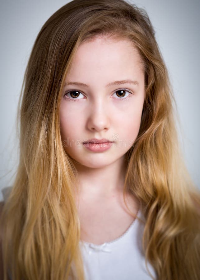 Belle Jeune Fille Blonde Timide Photo stock - Image du cheveu, visage ... Belle Jeune Fille Blonde Timide Photo stock - Image du cheveu, visage ...