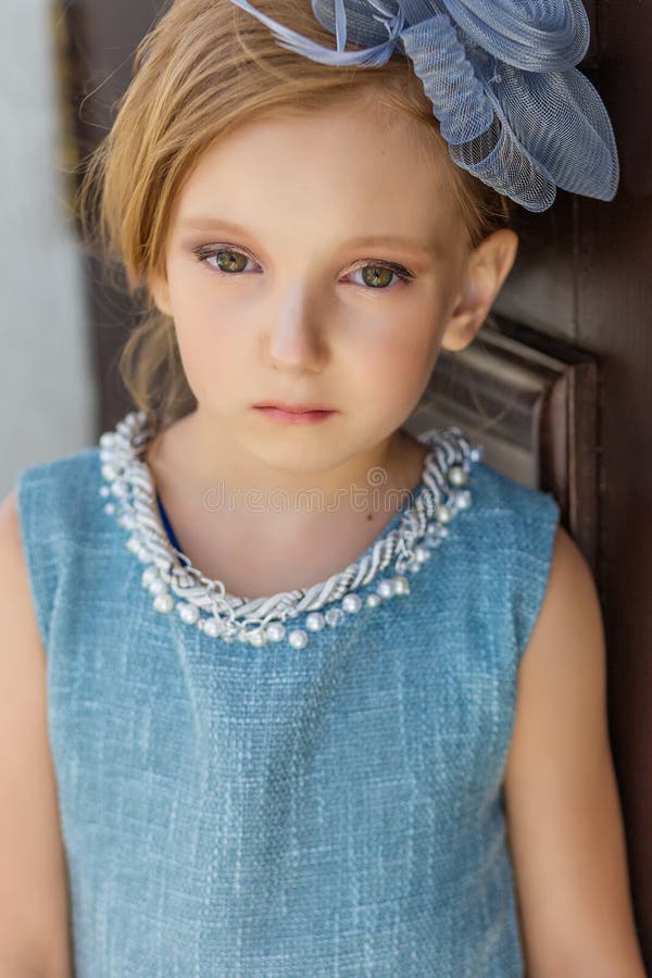 Belle Jeune Fille Dans La Pose De Robe De Vintage Photo Stock Image
