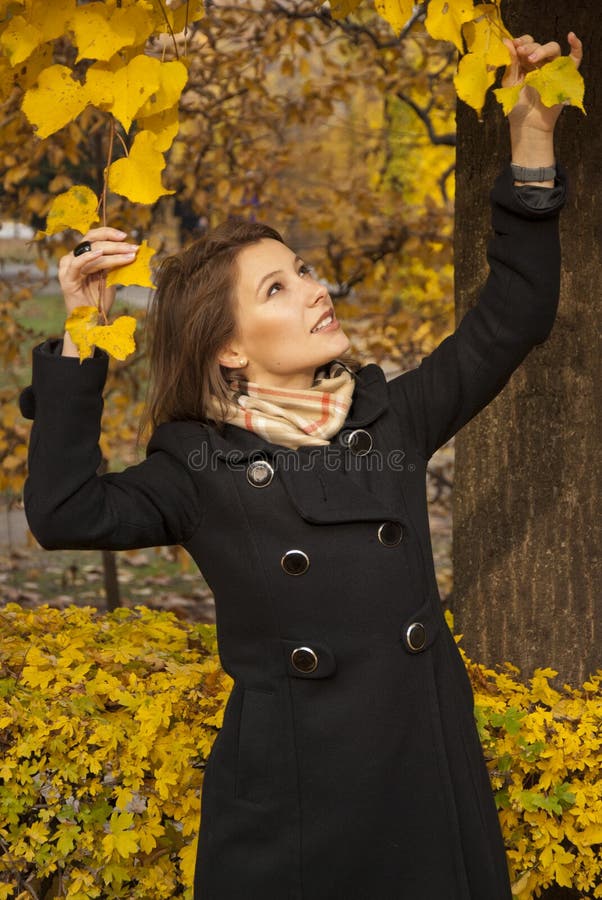 Belle Jeune Fille Romantique En Stationnement Dautomne Photo Stock