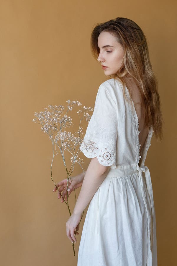 Belle Jeune Fille Mince Avec De Longs Cheveux Dans La Robe Blanche Avec
