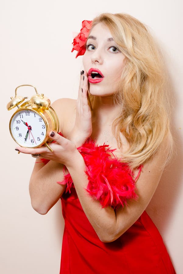 La Jeune Femme De Pin Up Sexy De Fille Assez Drôle Blonde Magnifique Ayant Lamusement Nettoient