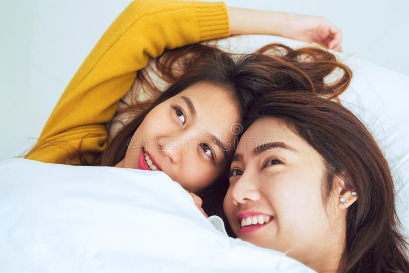 Belle Jeune Surprise Heureuse Lesbienne Asiatique Dapparence De