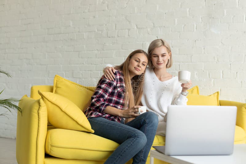 Belle Lesbienne Deux Femelle Dans Des Vtements Sport Se Reposant