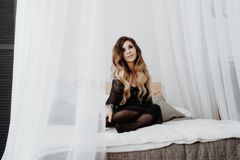 Fille Sexy Dans Une Lingerie Noire Sur Le Lit De Vintage Photo Stock