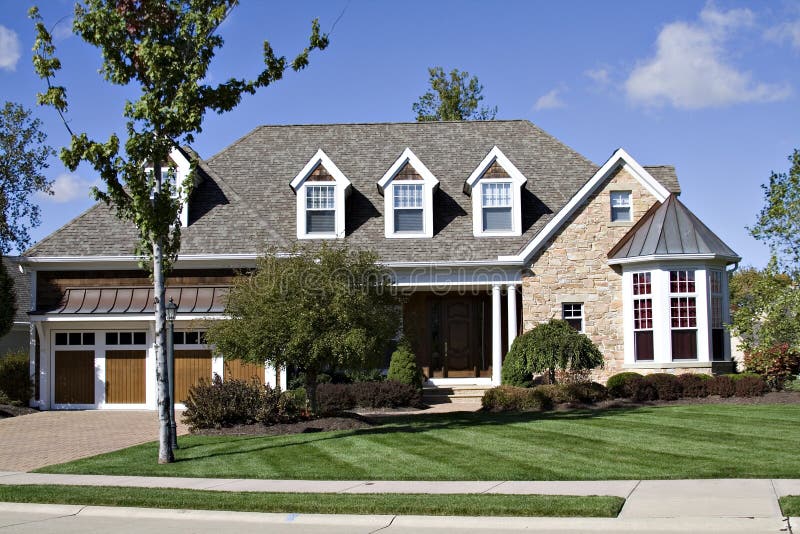 Belle maison image stock. Image du médiane, maison, cher - 1384353