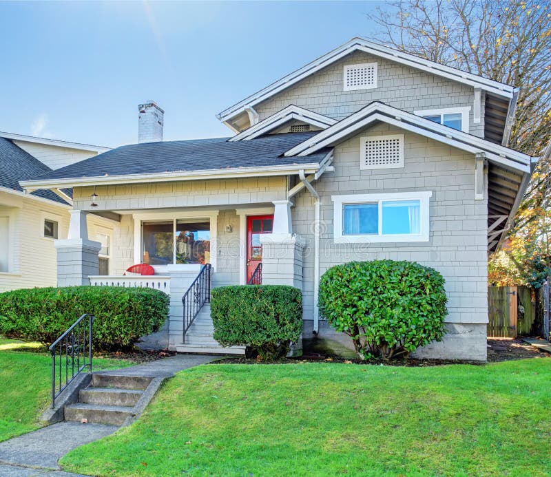 Belle Maison Du Nord-ouest Avec Le Passage Couvert Photo stock - Image ...