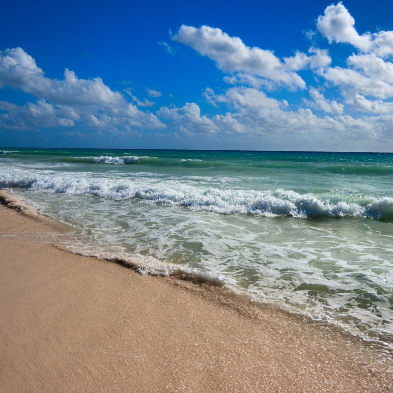 Belle mer de plage photo stock. Image du océan, océans - 7911644