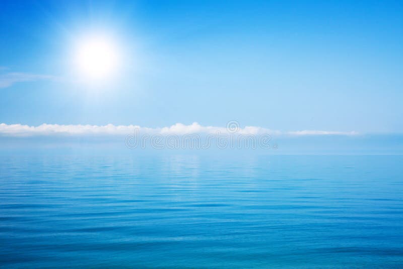 Belle Mer Et Ciel Nuageux Avec Le Soleil Photo stock - Image du ...