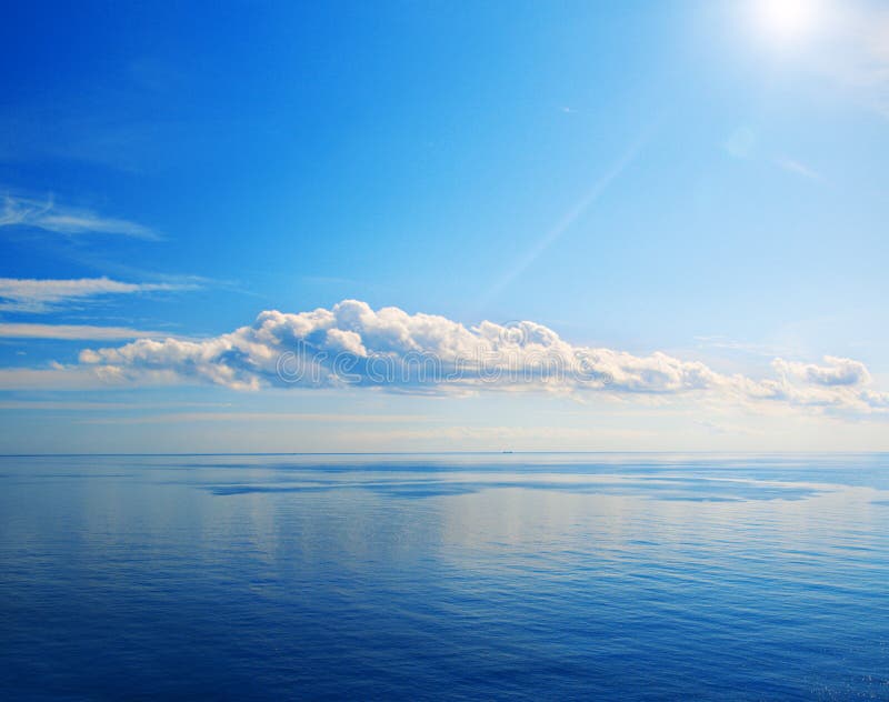 Belle Mer Et Ciel Nuageux Avec Le Soleil Photo stock - Image du ...