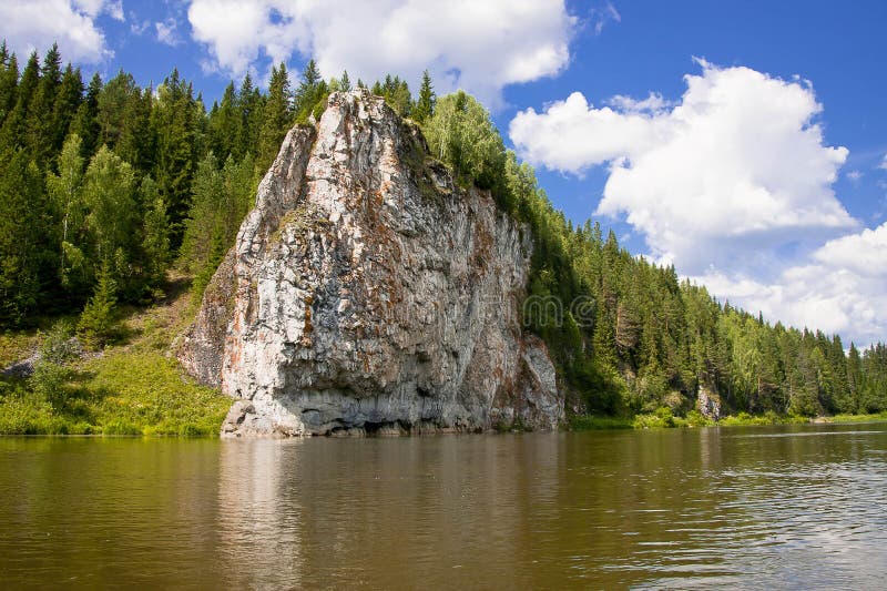 Belle Nature Au Bord De La Rivière Photo stock - Image du ciel, région ...