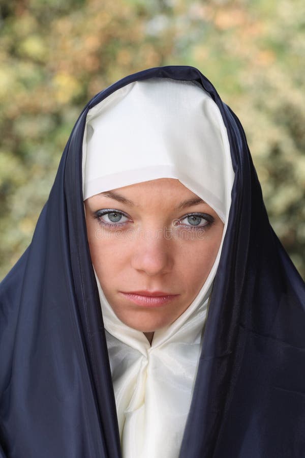 Belle nonne image stock. Image du ivrognes, noir, religion - 11200235
