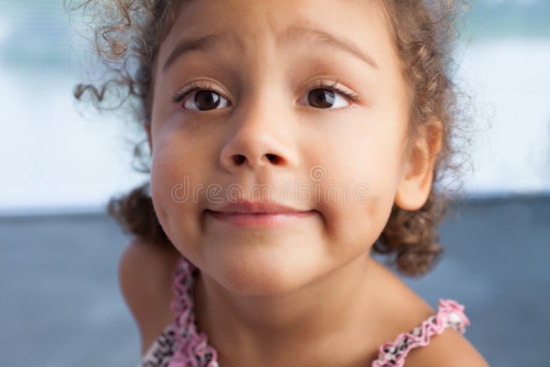 Jolie petite fille photo stock. Image of beauté, innocence - 26336744