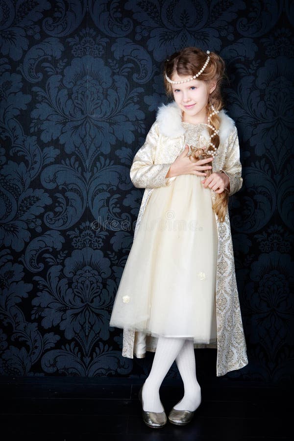 Belle Petite Fille En Robe De Princesse Image stock - Image du beau ...