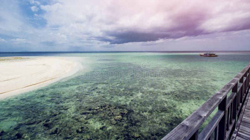 Belle Plage Tropicale Et Eau De Mer Claire Photo stock - Image du ...