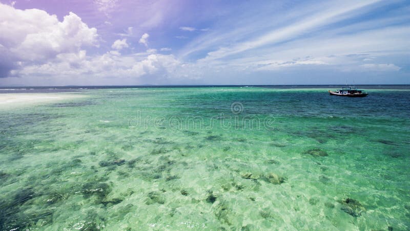 Belle Plage Tropicale Et Eau De Mer Claire Photo stock - Image du clair ...
