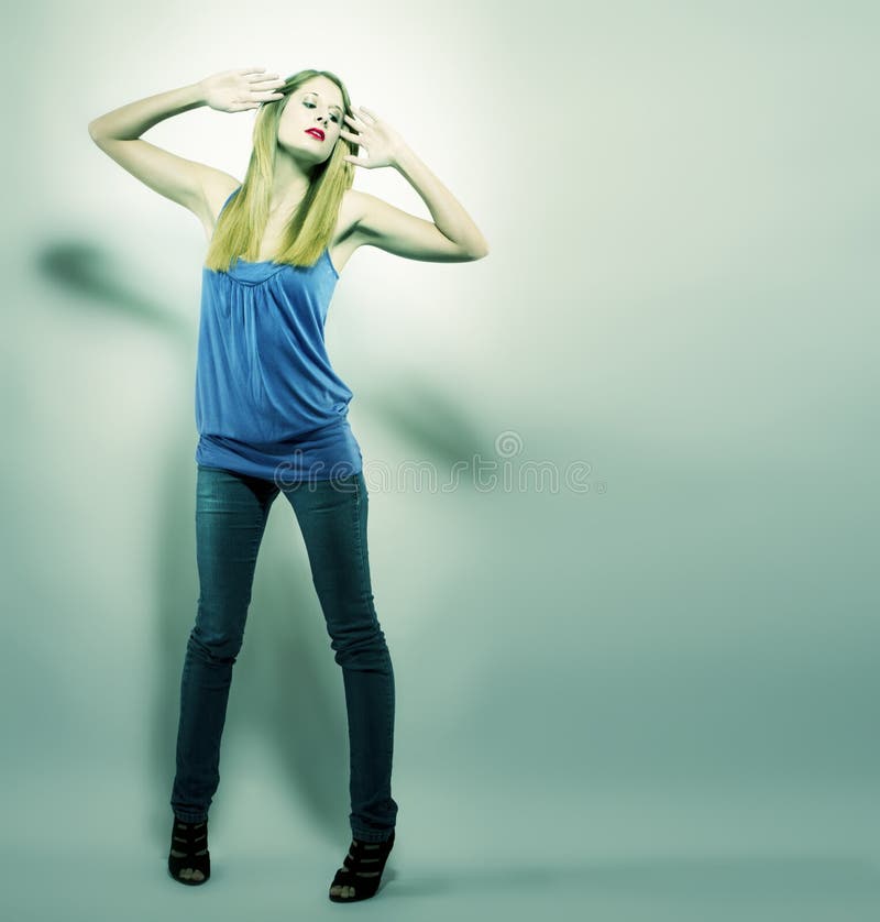 Belle Pose De Femme De Mode Photo stock - Image du belle, femme: 22100830