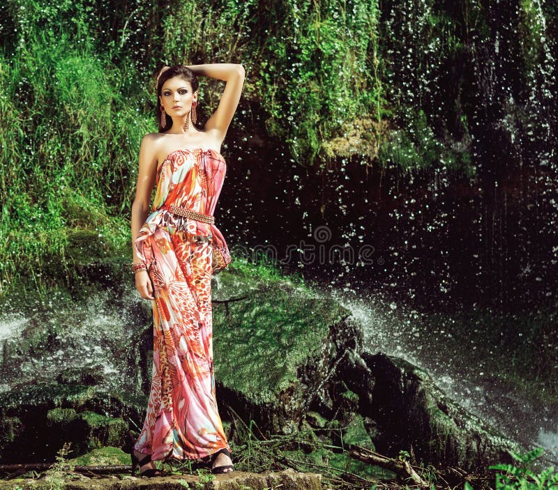 Belle Pose Modèle Devant Une Cascade Image stock - Image du tomber ...