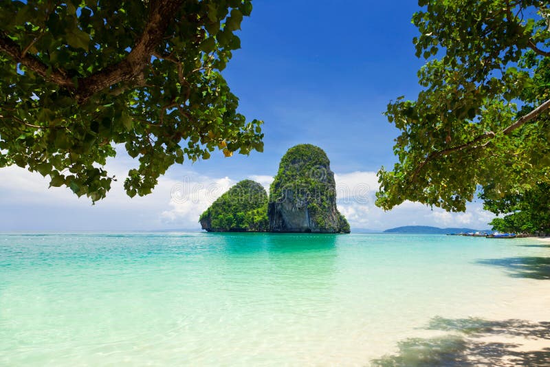 Rocce Verdi Nel Contrasto Del Gelo Autunnale Fotografia Stock ...