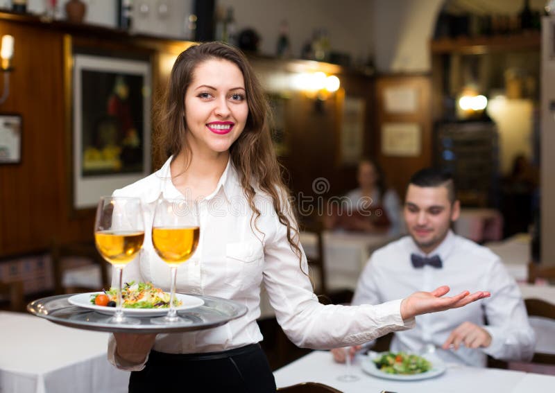 La Serveuse Joyeuse Tient Le Plateau Avec Des Verres De Vin Blanc ...