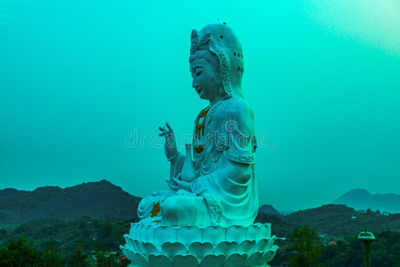Statue De Guan Yin En Bois Dans Le Temple De Hyuaplakang Photo stock ... Statue De Guan Yin En Bois Dans Le Temple De Hyuaplakang Photo stock ...