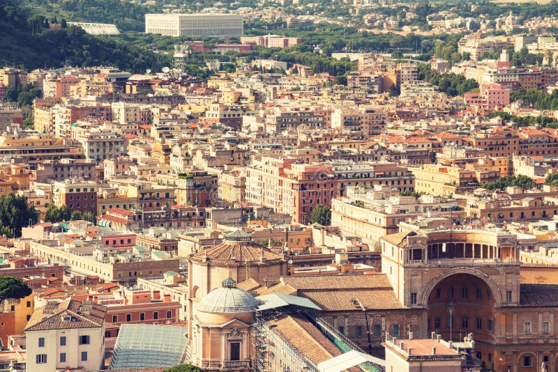 Belle Vecchie Finestre a Roma (Italia) Fotografia Stock - Immagine di ...