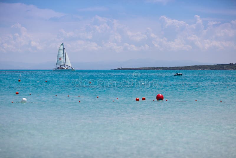 Belle Vue De Mer Avec Le Yacht Blanc Photo stock - Image of paradis ...